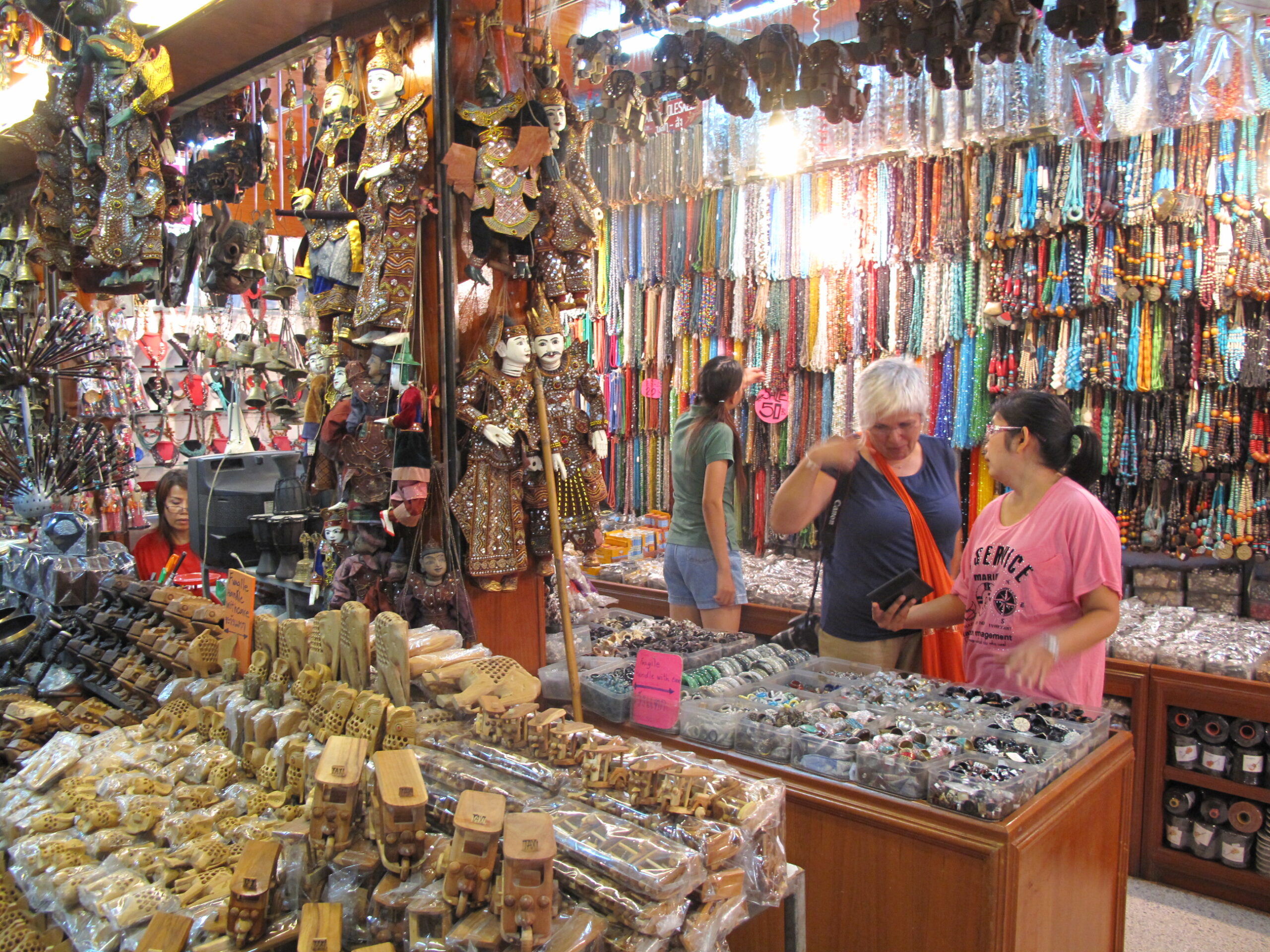 „E fix la fel, dar diferă” - Amazing Thailand